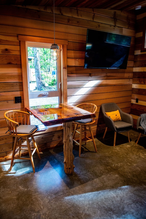 #2 Cabin*hot Tub* Couples * King Bed *Beach - 尤克盧利特