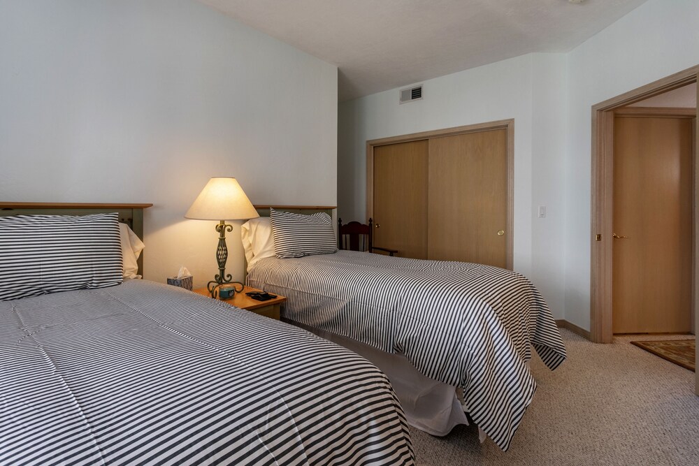 River View Condo W/ Free Wifi, A Gas Fireplace, & A Shared Hot Tub - Avon, CO