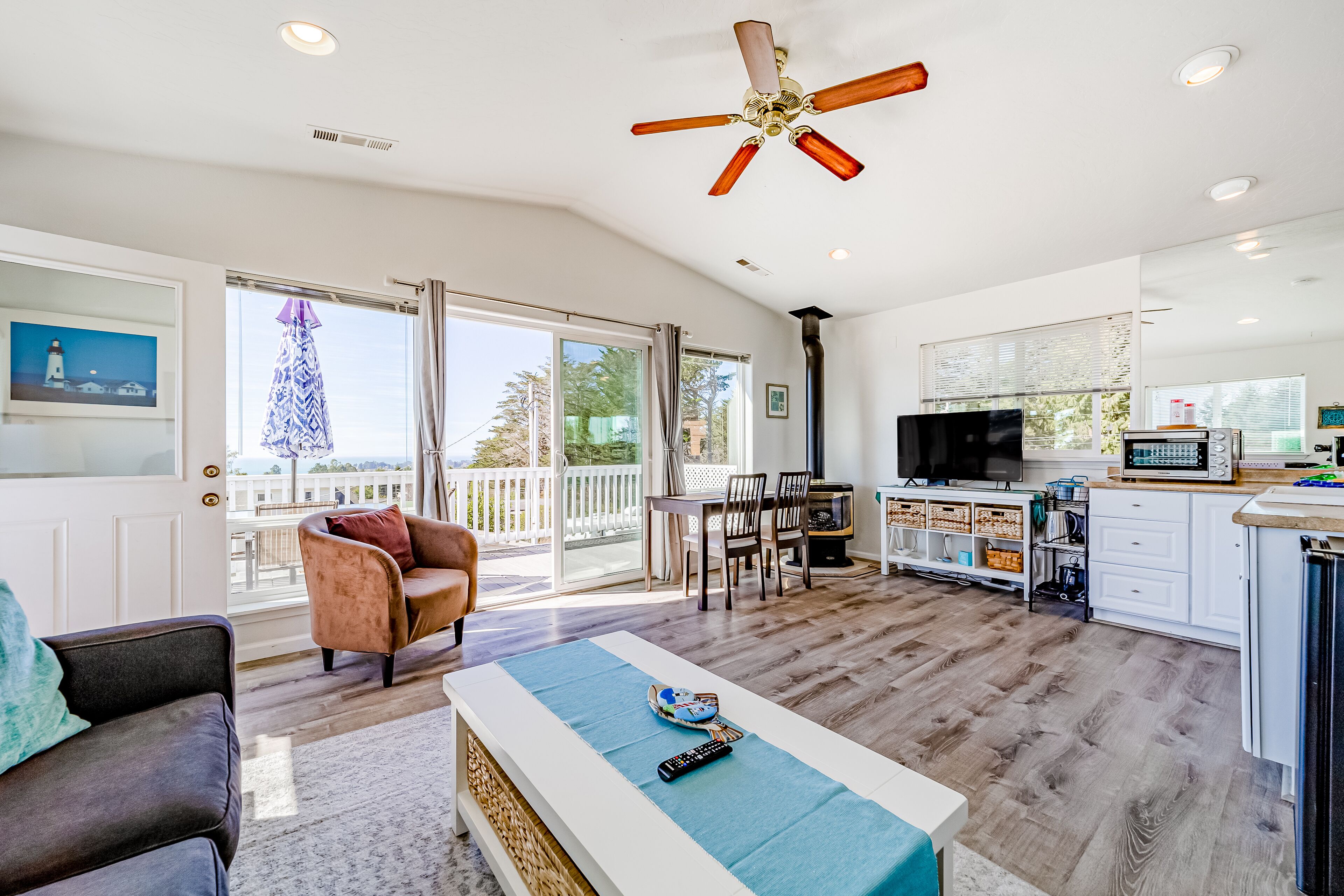 The Chetco River Inn Cottage-PRIVATE River Frontage, 36 acres-Relax ...