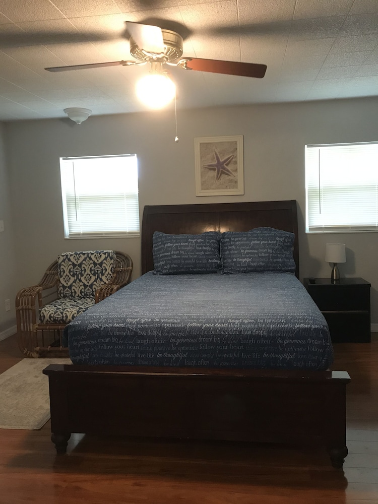 Beach House 2 Seminole  Bring Your Boat Or Rv - Treasure Island, FL