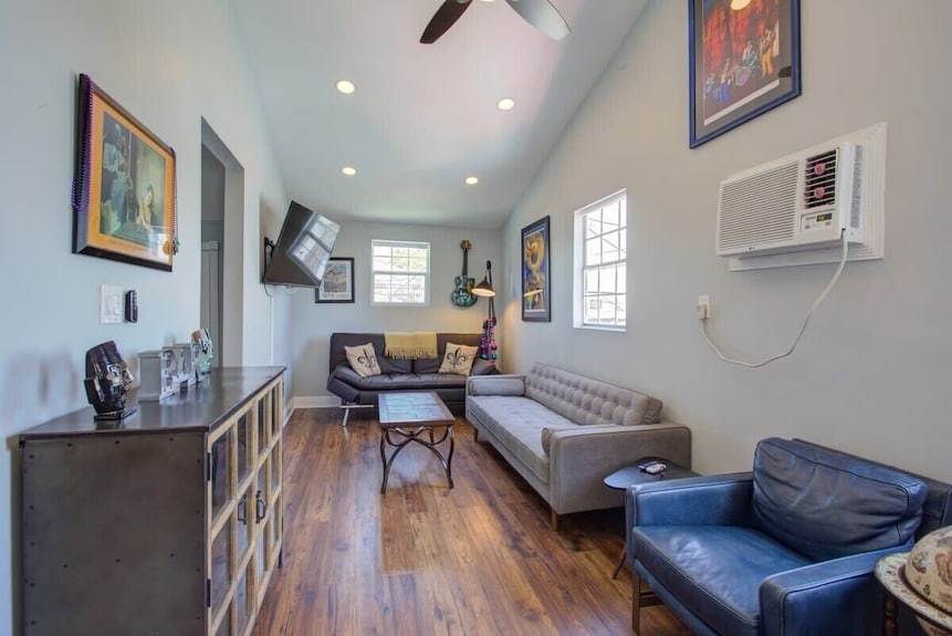 Charming Central 2br | Courtyard | Pet Friendly - New Orleans, LA