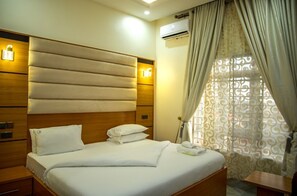 Quarto Individual Deluxe, 1 cama individual | Com decoração personalizada, com mobília individualizada, secretária