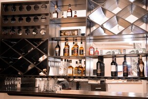 5 bares/lounges, um bar junto à piscina 