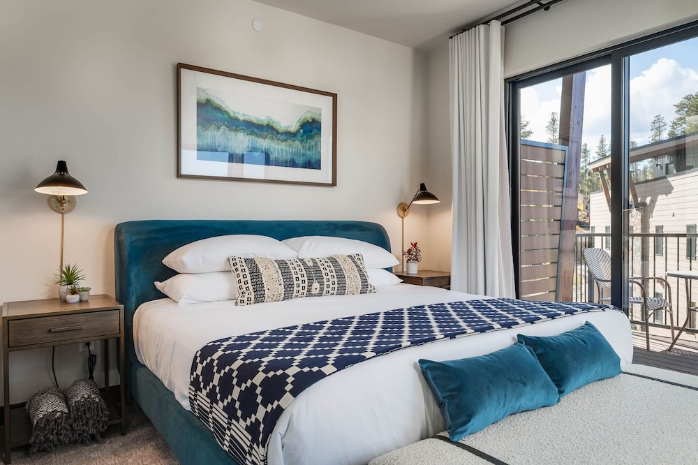 Arrow On The Creek | ☀ Private Hot Tub | Colorful & Modern Downtown Townhome - Winter Park, CO