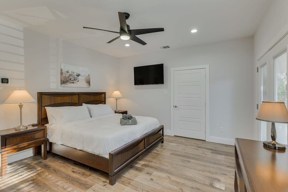 Modern And Comfortable Home Close To Downtown - Irving, TX