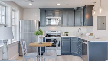 Apartamento de Luxo em Condomínio Fechado, 1 quarto, varanda, vista para o oceano | Cozinha privada | Um frigorífico/congelador grande, um micro-ondas, um forno