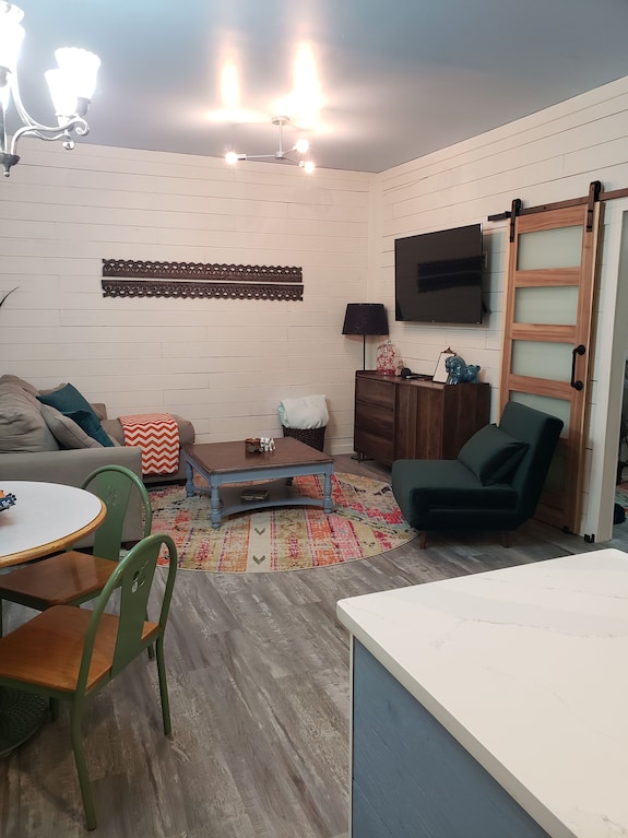 Entire Cozy Guesthouse W/ Hot Tub. In Compliance With New Bc Legislation. \N - 펜팅톤