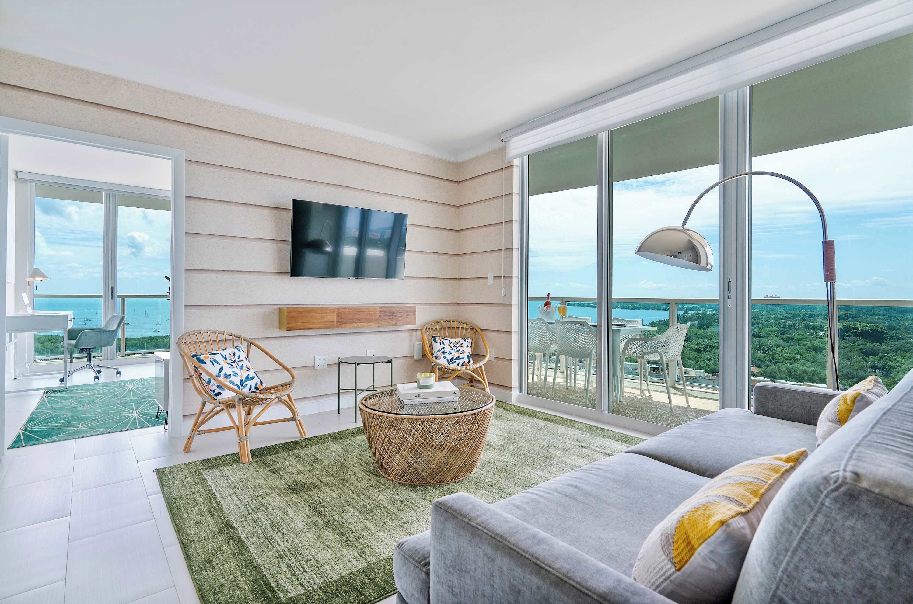 Great Sea Views In Stunning King Room. Look At The Pictures! Free Parking, Pool - Miami