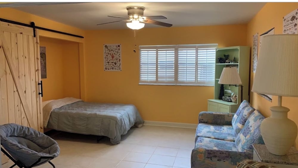 Newly Remodeled-peaceful Florida Island Home-5 Minute Canal Ride To Gulf Waters! - Pine Island, FL