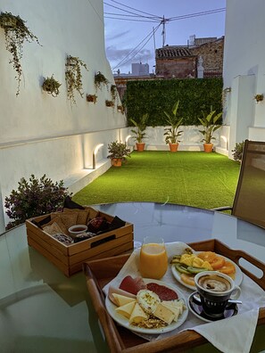 Quarto casal executivo | Frigobar, cofres nos quartos, escrivaninha, cortinas blackout