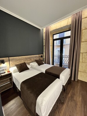 Quarto casal urbano | Frigobar, cofres nos quartos, escrivaninha, cortinas blackout