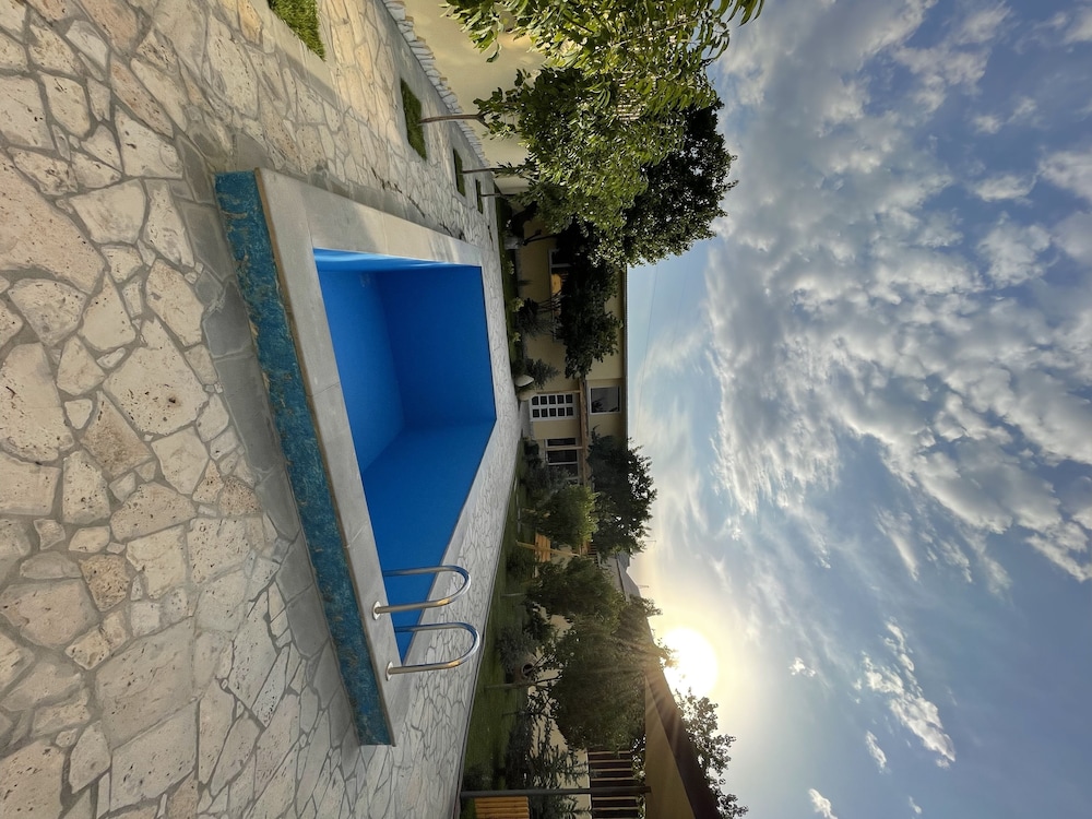 Villa Quattro - Comfortable Villa With Open Pool - Yerevan