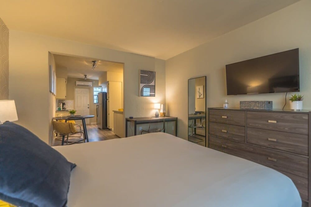 Spacious Art Deco Retreat, 1 Block From The Beach - Miami Beach