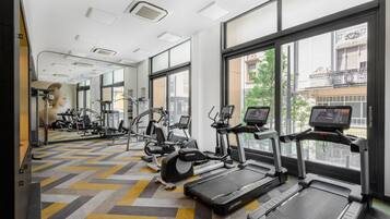 Academia com esteiras, elípticos e equipamentos de musculação.