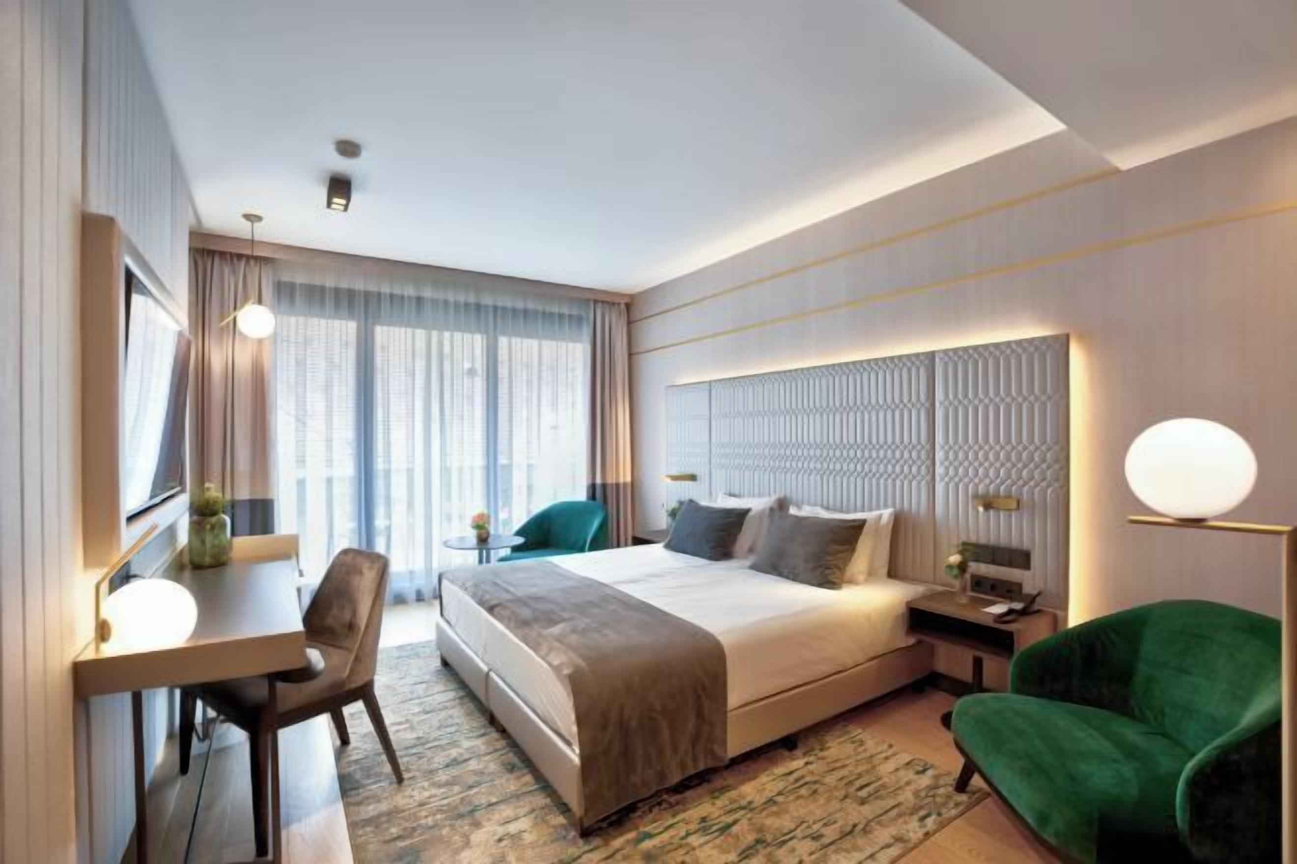 Roupas de cama premium, frigobar, cofres nos quartos, cortinas blackout