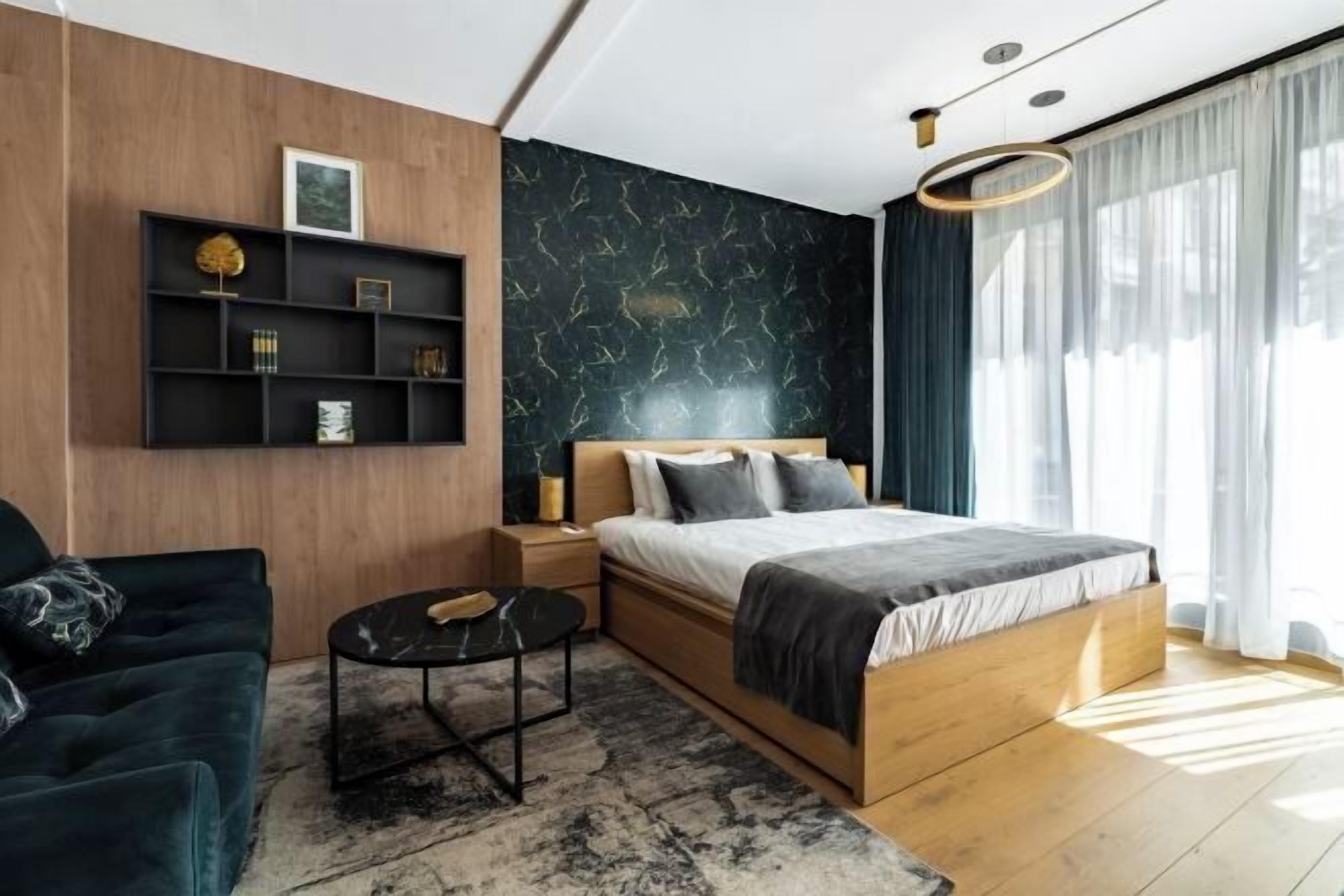 Roupas de cama premium, frigobar, cofres nos quartos, cortinas blackout