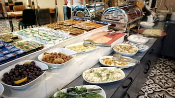 Café da manhã com buffet grátis todos os dias