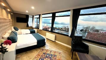 Deluxe Room with Panoramic Sea View | Frigobar, cofres nos quartos, individualmente mobiliados, escrivaninha
