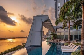 Piscina exterior, espreguiçadeiras 