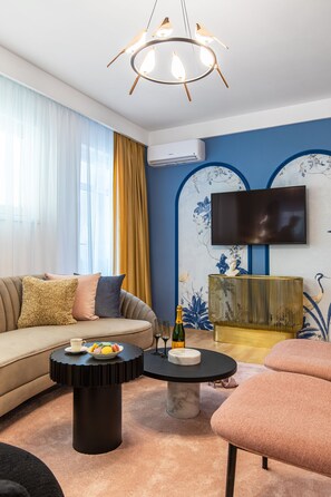 Apartamento superluxo, 3 quartos, sacada | Área de estar | Smart TV 140 cm com canais digitais, TV, Netflix
