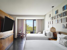 Tropical View Guestroom with 2 Queen Beds | Roupa de alta qualidade, camas de colchão pillowtop, minibar 
