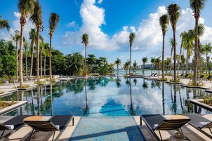 3 piscinas exteriores, guarda-sóis, espreguiçadeiras 