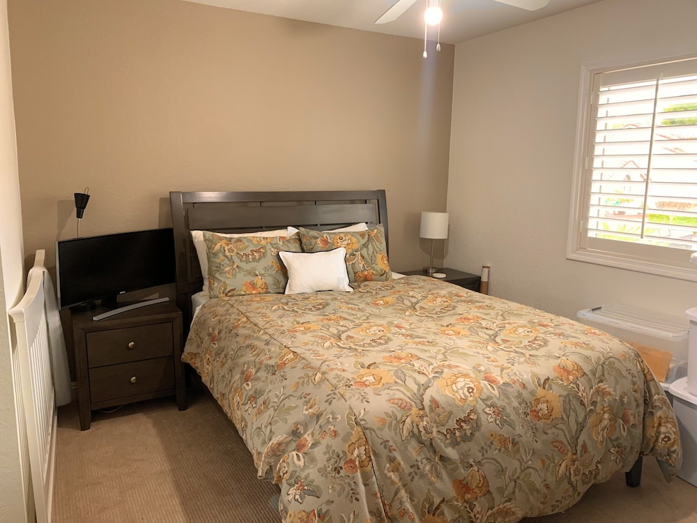 Tranquil 3 Bed 2.5 Bath Home With Panoramic Views And Private Backyard - Lake Forest