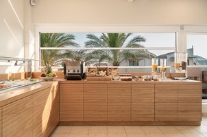 Café da manhã com buffet todos os dias (EUR 10 por pessoa) 