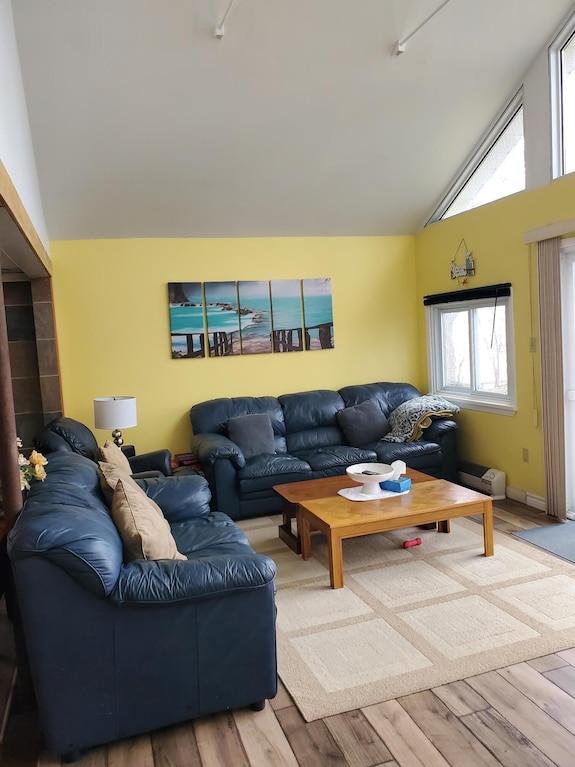 Sturgeon Lake Waterfront Cottage In Beautiful Fenelon Falls! Near Golf Course!!! - Kawartha Lakes