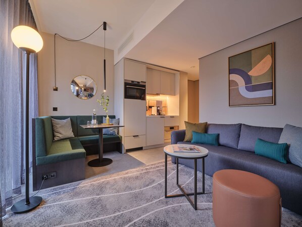 Roupa hipoalergénica, cofre com capacidade para portátil, secretária 