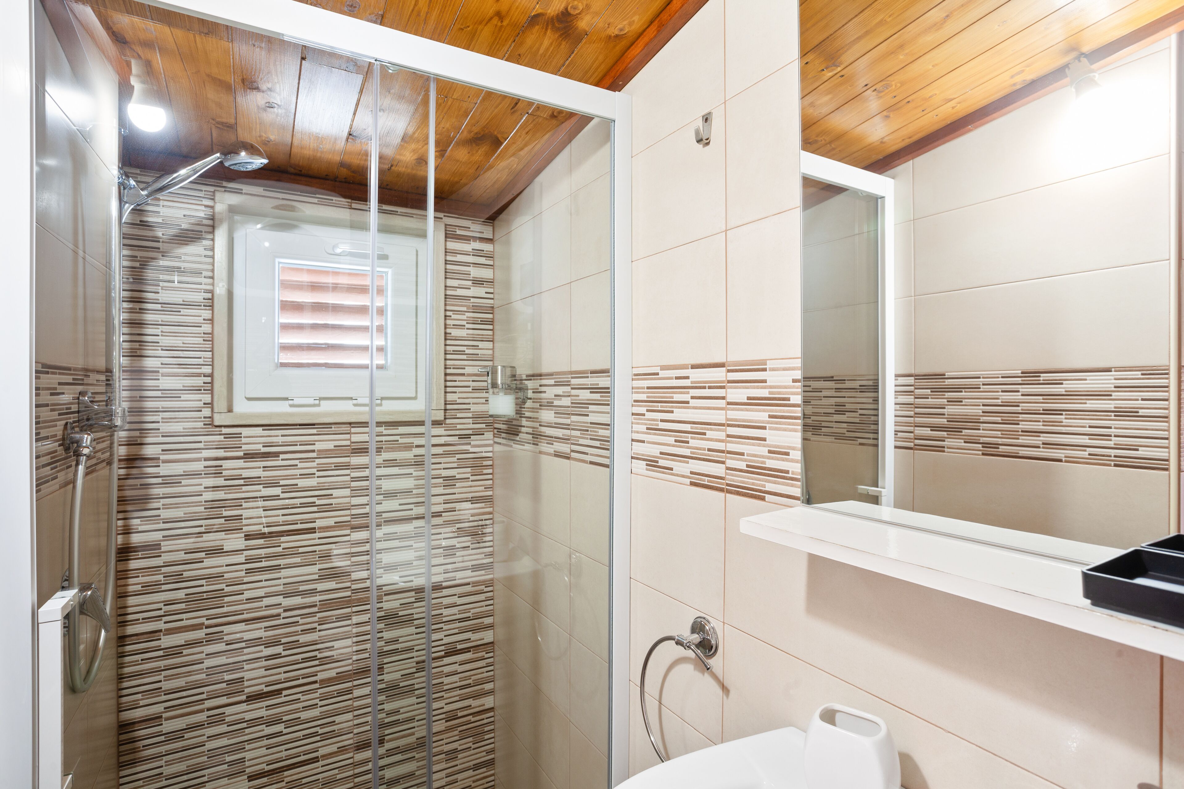 Apartamento, 1 quarto | Casa de banho | Um polibã, um chuveiro fixo, um secador de cabelo, um bidé 