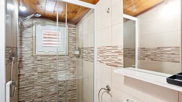 Apartamento, 1 quarto | Casa de banho | Um polibã, um chuveiro fixo, um secador de cabelo, um bidé