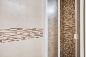 Apartamento | Banheiro | Chuveiro, chuveiro com efeito de chuva, secador de cabelo, bidê