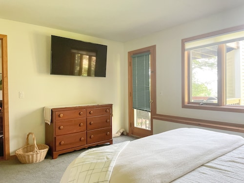 Vermont Ski, Golf, And Hiking Condo - Wilmington