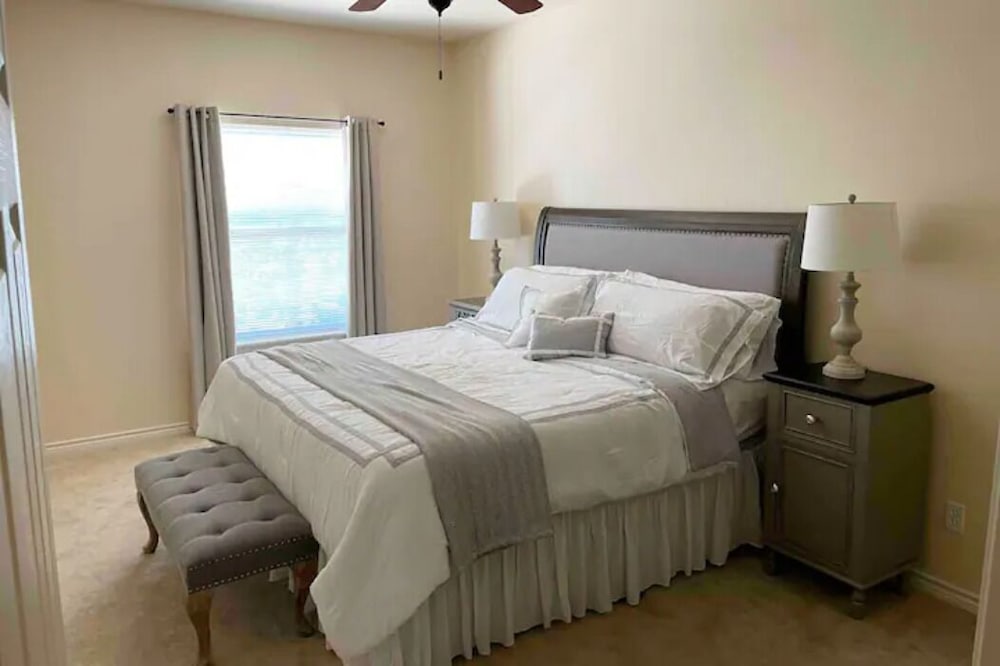 Heart Of Boerne Townhome 4 Min Walk To Hill Country Mile, Cibolo Creek & More! - Boerne, TX
