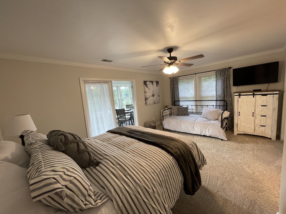 “River Bend House” Beautiful 3/3 With Hot Tub Right On The River! Amazing Views! - Ellijay, GA