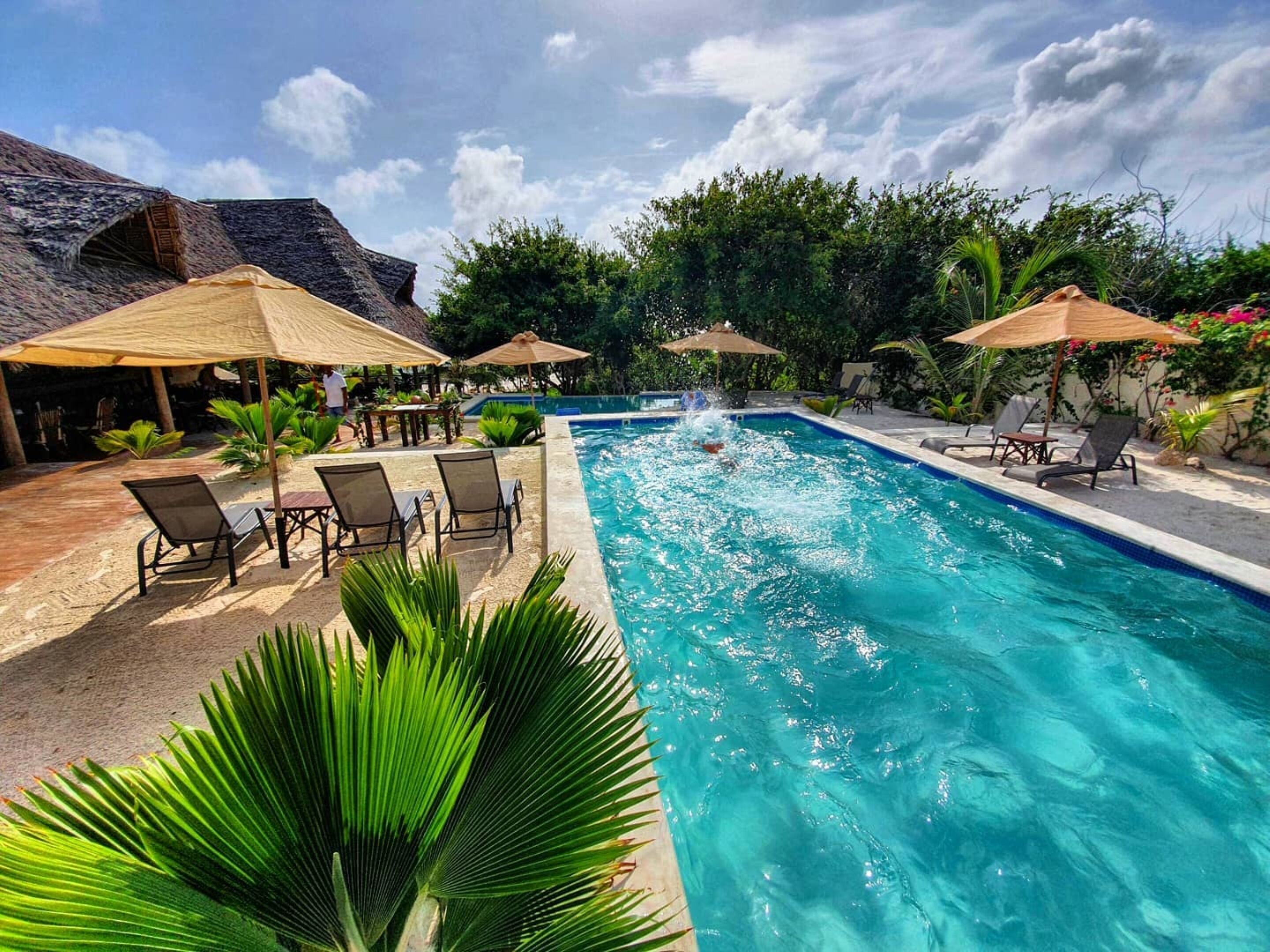 3 piscinas externas, funciona das 7h às 20h, guarda-sóis