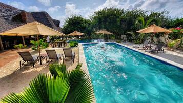 3 piscinas externas, funciona das 7h às 20h, guarda-sóis