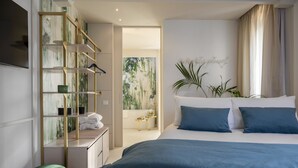 Quarto moderno com cama grande, armário embutido, escrivaninha e cadeira verde.