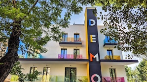 Um edifício moderno com uma placa vertical que diz 