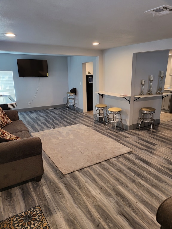 Spacious Cheerful 1-bedroom Residential Home - Shell Lake, Sand Springs