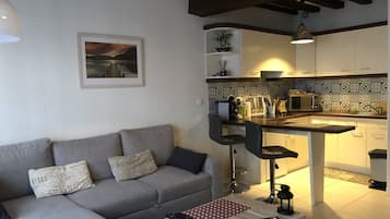 Apartamento luxo | Cozinha privada | Geladeira, micro-ondas, fogão, máquina de café expresso