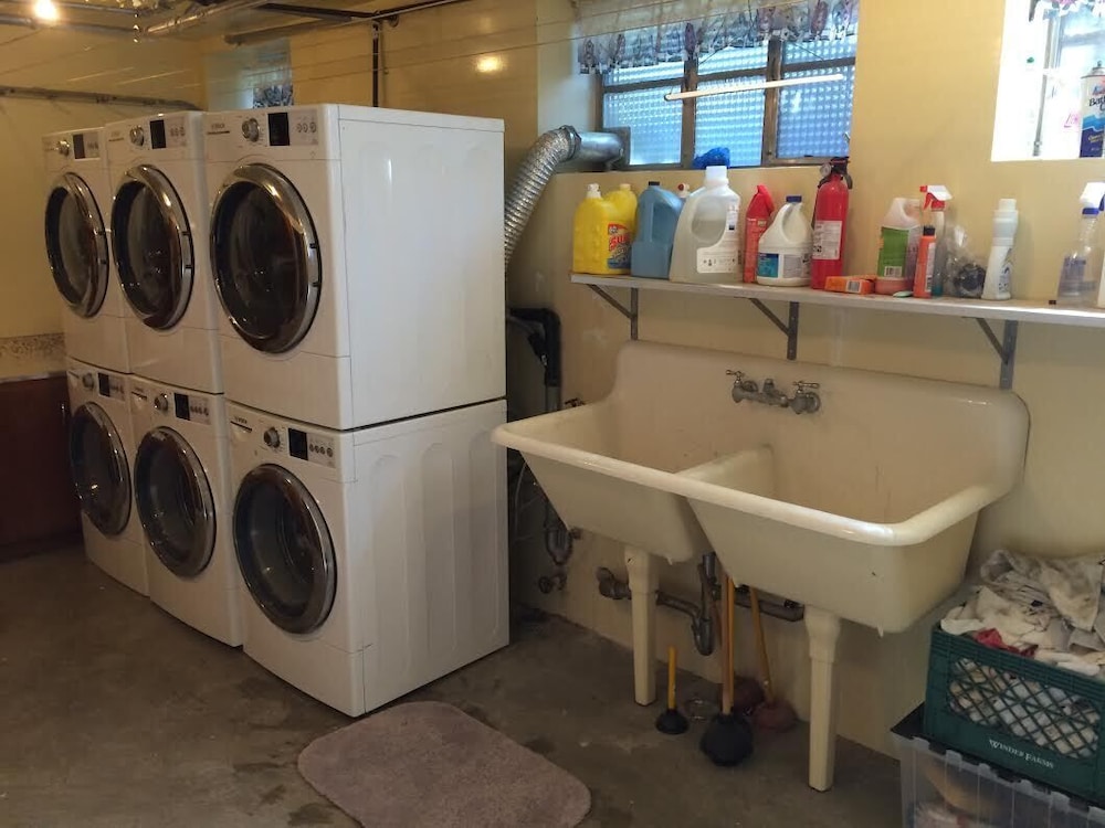 Large & Private House With Hot Tub, Pool Table, Wifi Near Downtown Ogden - Ogden, UT