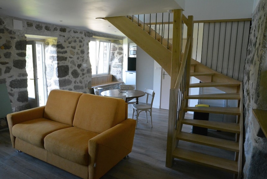 Maison En Pierre, Au Calme, Pelouse En Terrasse Avec Vue, Enclos - Vic-sur-Cère