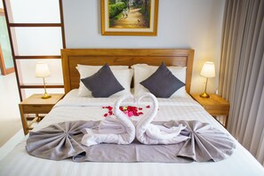 Villa, 2 quartos, não fumadores, vista para a piscina | 2 quartos, com mobília individualizada, secretária 