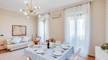 Apartamento | Sala de estar | Televisor de ecrã plano de 32 polegadas com canais digitais, televisor