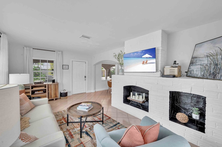 Walk To Beach / Two Cottages / Swimming Pool / Hot Tub / Surf And Sand / Resldences - Fort Lauderdale, FL