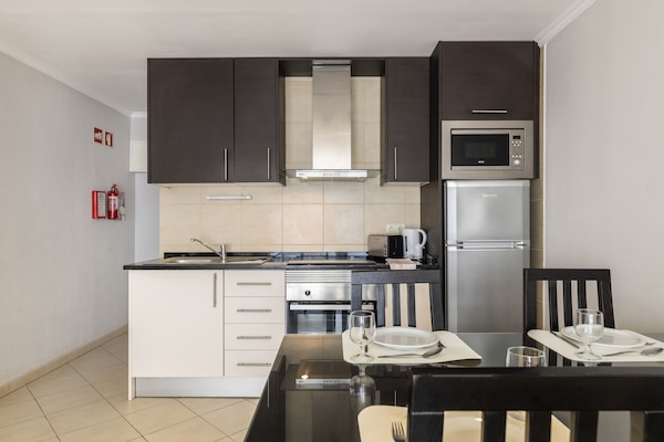 Apartamento, 1 quarto | Cozinha privada | Geladeira, micro-ondas, fogão, cooktop