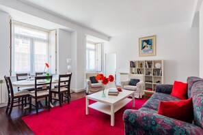 Apartamento básico, 2 quartos | Área de estar | TV de tela plana 32 polegadas com canais a cabo, TV