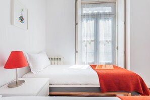 Apartamento básico, 2 quartos | Individualmente decorados, ferros/tábuas de passar roupa